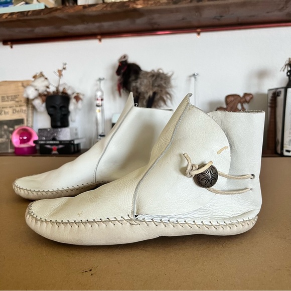 Vintage | Shoes | Vtg Leather Taos Wrap Handmade Moccasin Booties ...